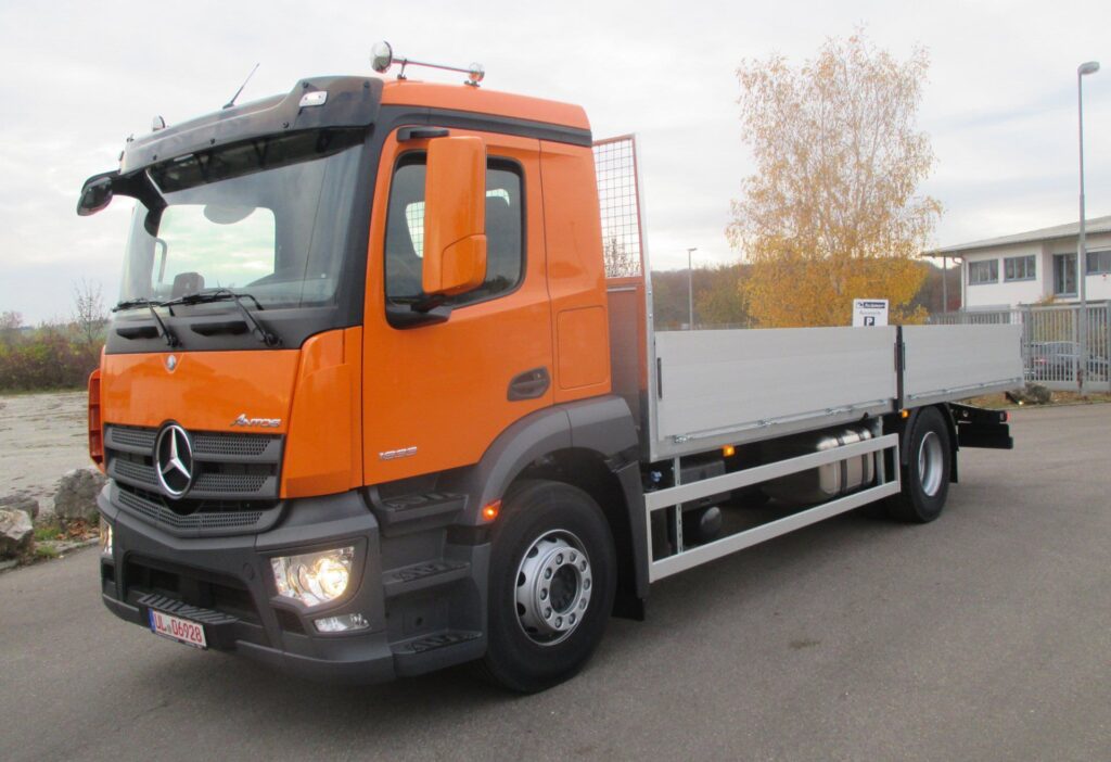 Pritschenaufbau Kommunalfahrzeug Kipper und Stauraumkasten - Klingler ...